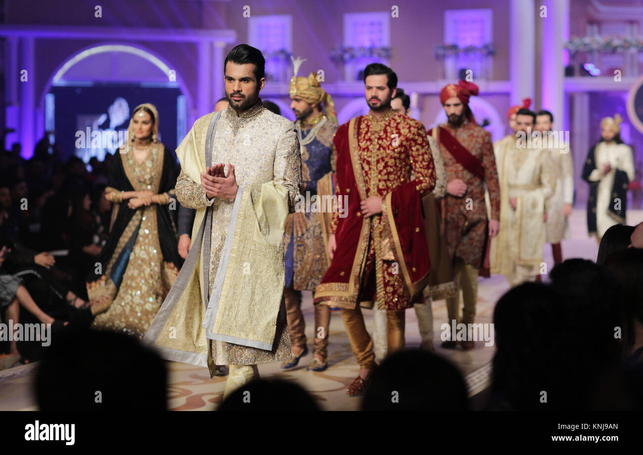 Lahore, Pakistan. 10th Dec, 2017. Pakistani models present creations of ...