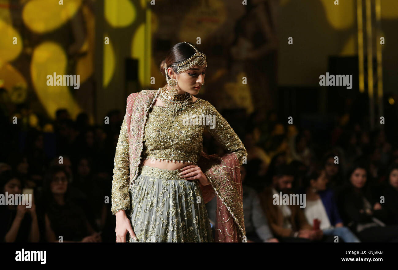 Lahore, Pakistan. 10th Dec, 2017. Pakistani models present creations of ...
