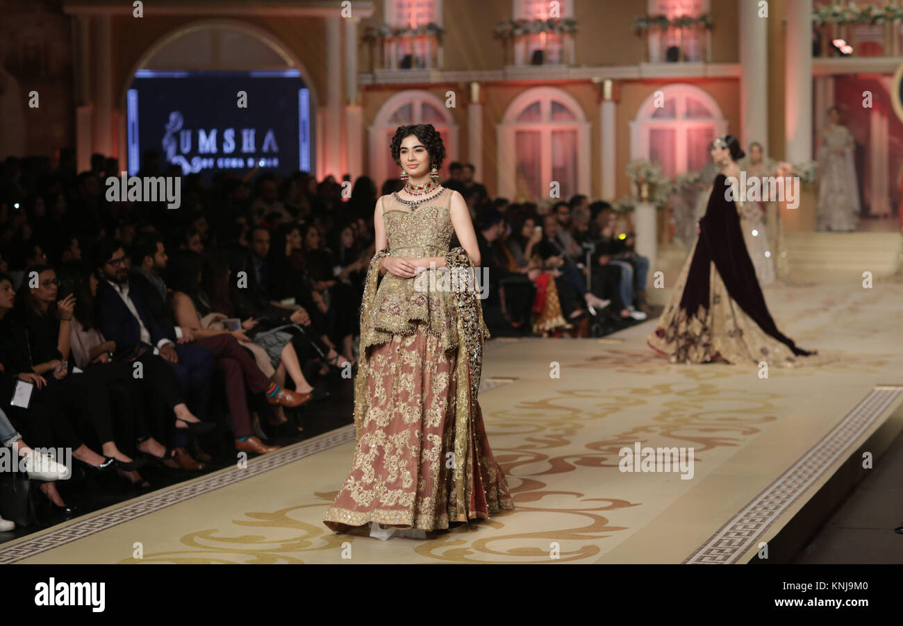 Lahore, Pakistan. 10th Dec, 2017. Pakistani models present creations of ...
