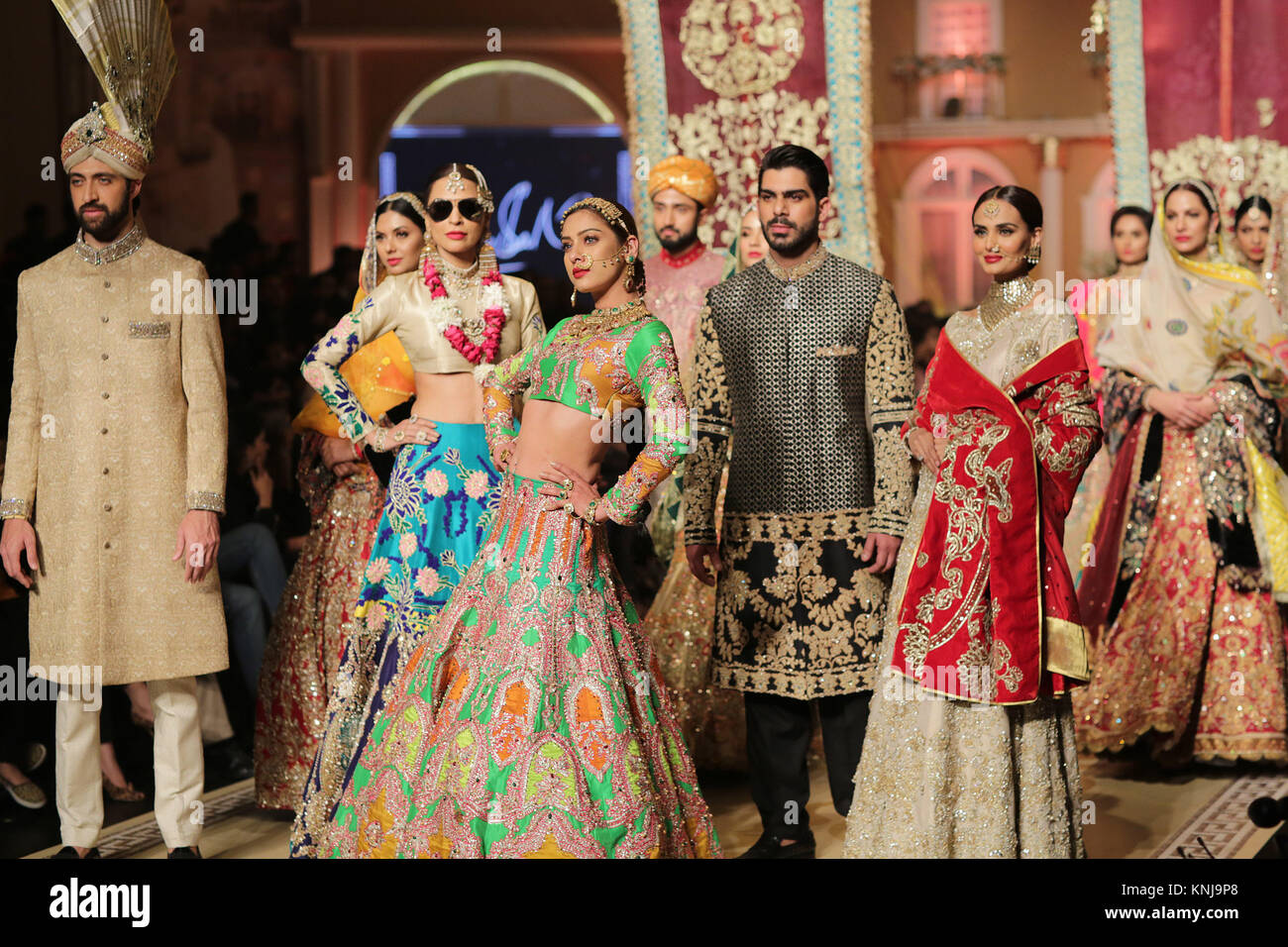 Lahore, Pakistan. 10th Dec, 2017. Pakistani models present creations of ...