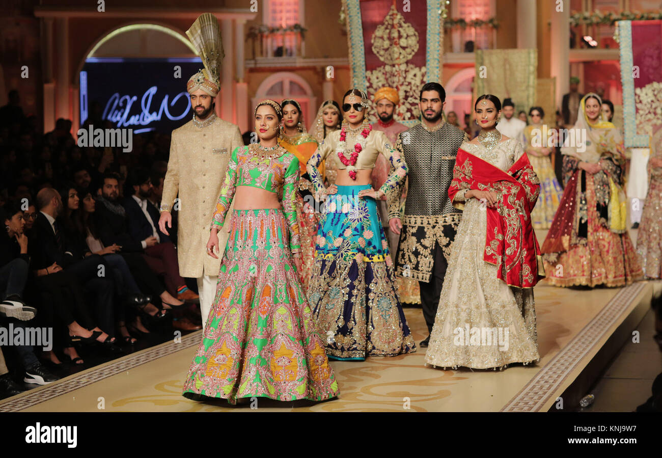 Lahore, Pakistan. 10th Dec, 2017. Pakistani models present creations of ...