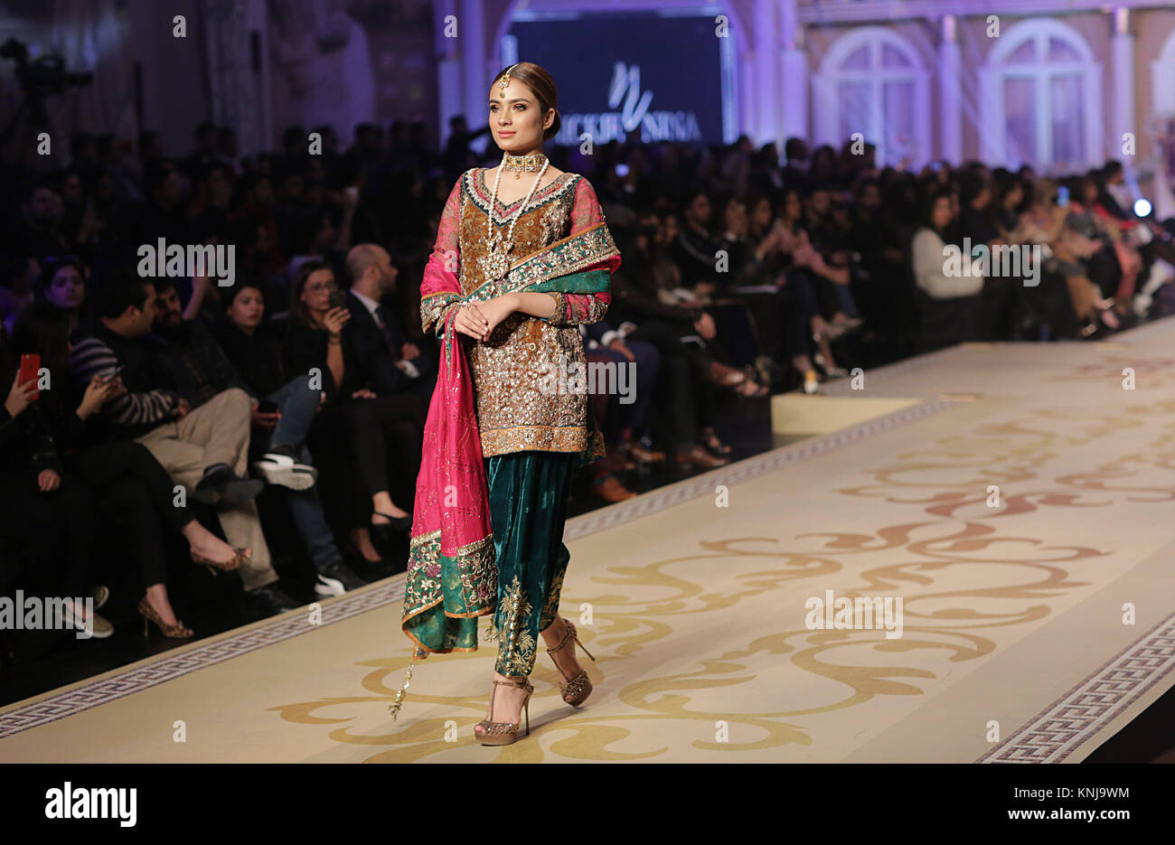 Lahore, Pakistan. 10th Dec, 2017. Pakistani models present creations of ...