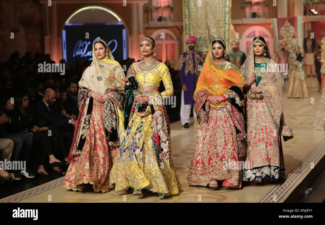 Lahore, Pakistan. 10th Dec, 2017. Pakistani models present creations of ...
