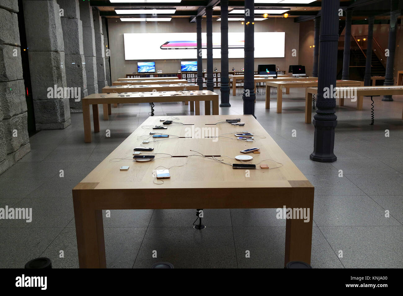 Apple store puerta del hi-res stock photography and images - Alamy