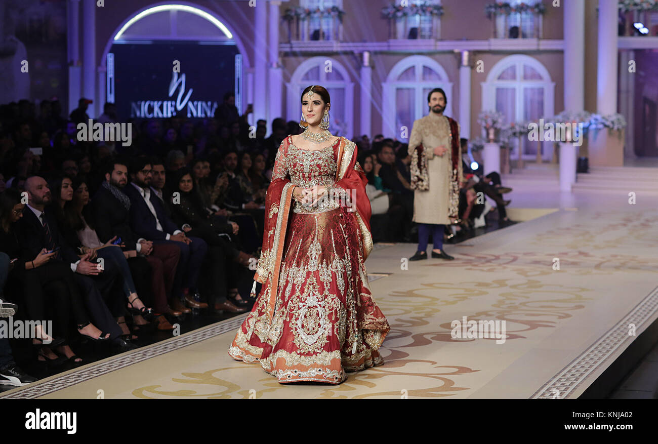 Lahore, Pakistan. 10th Dec, 2017. Pakistani models present creations of ...