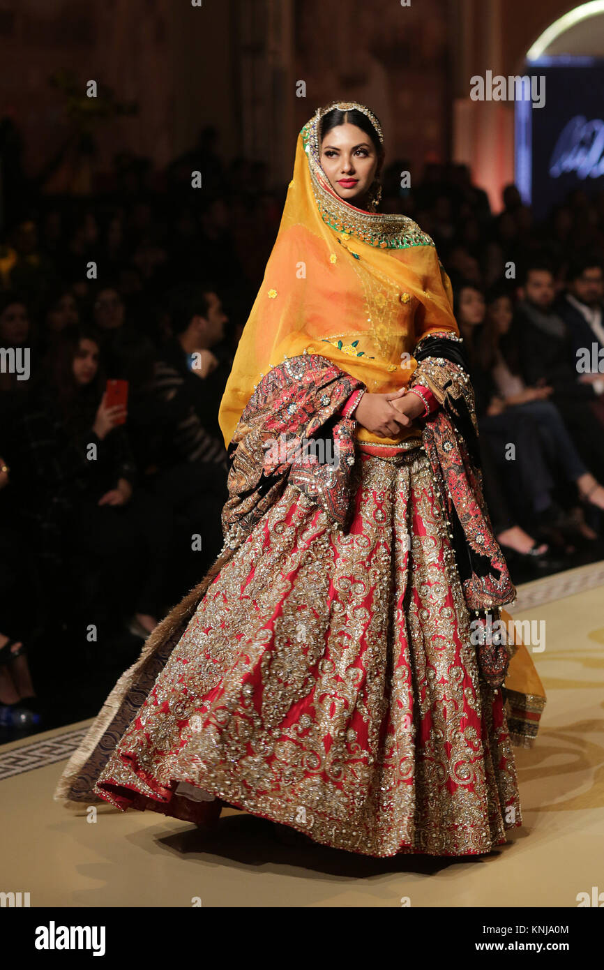 Lahore, Pakistan. 10th Dec, 2017. Pakistani models present creations of ...