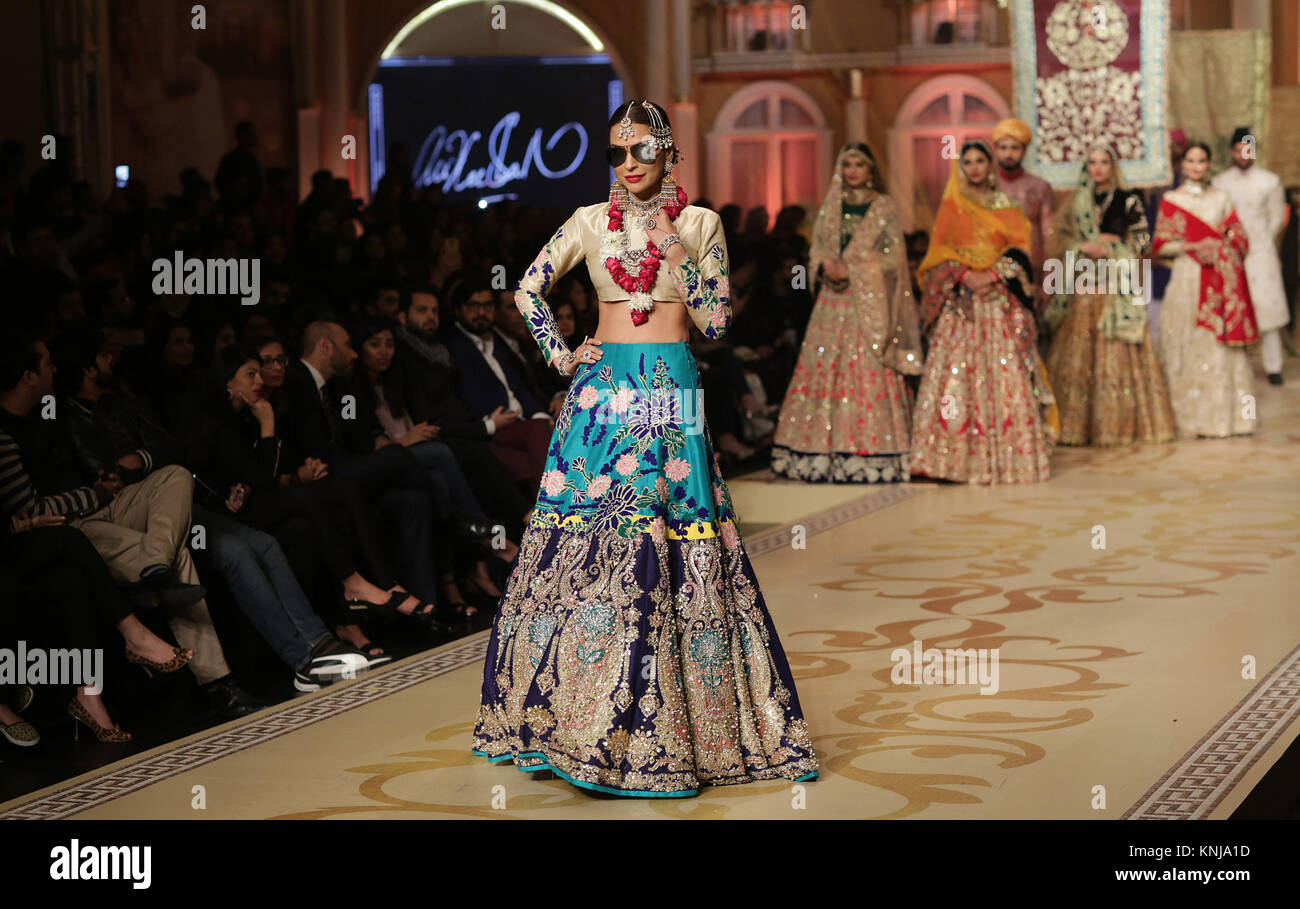 Lahore, Pakistan. 10th Dec, 2017. Pakistani models present creations of ...