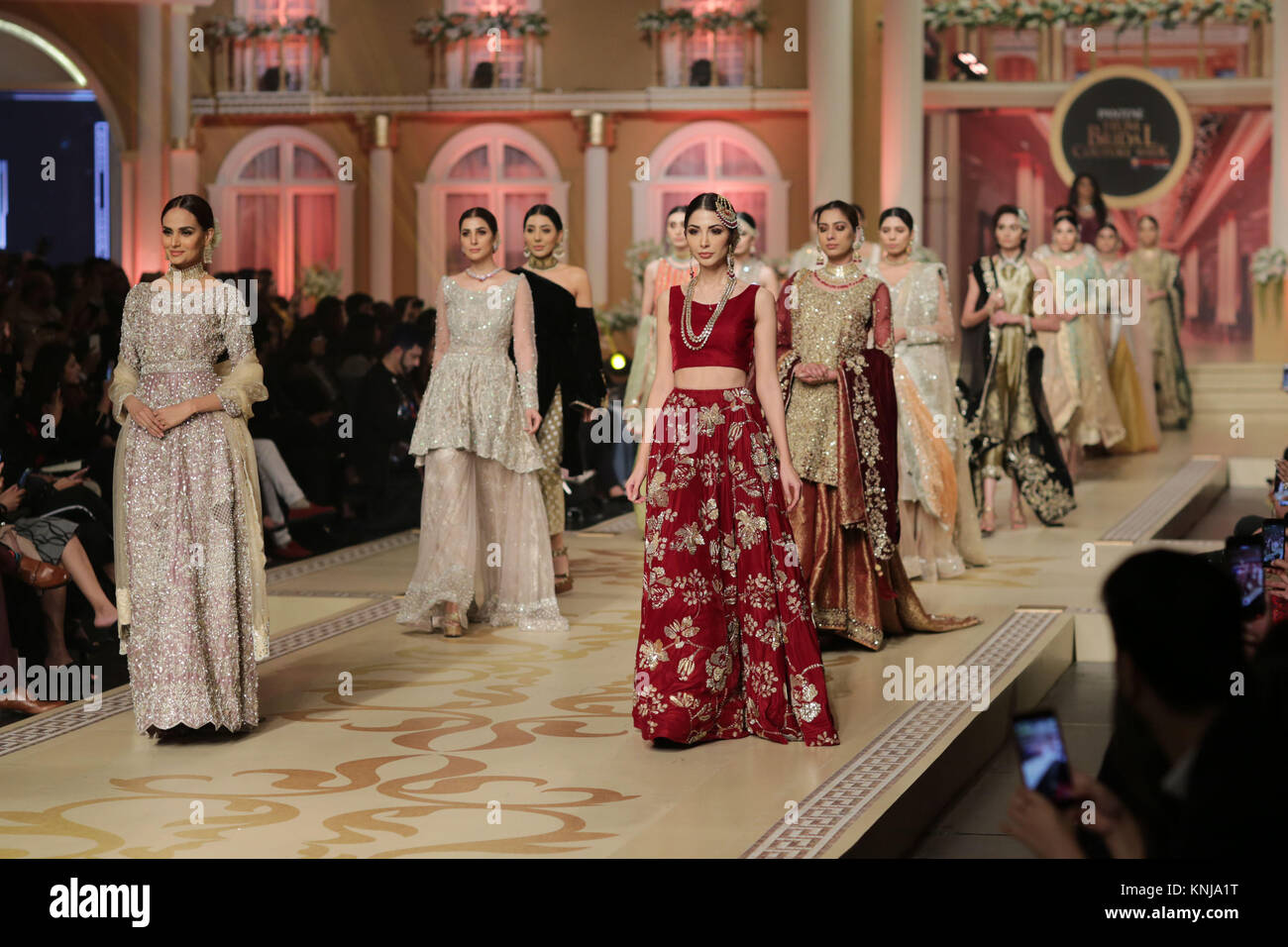 Lahore, Pakistan. 10th Dec, 2017. Pakistani models present creations of ...
