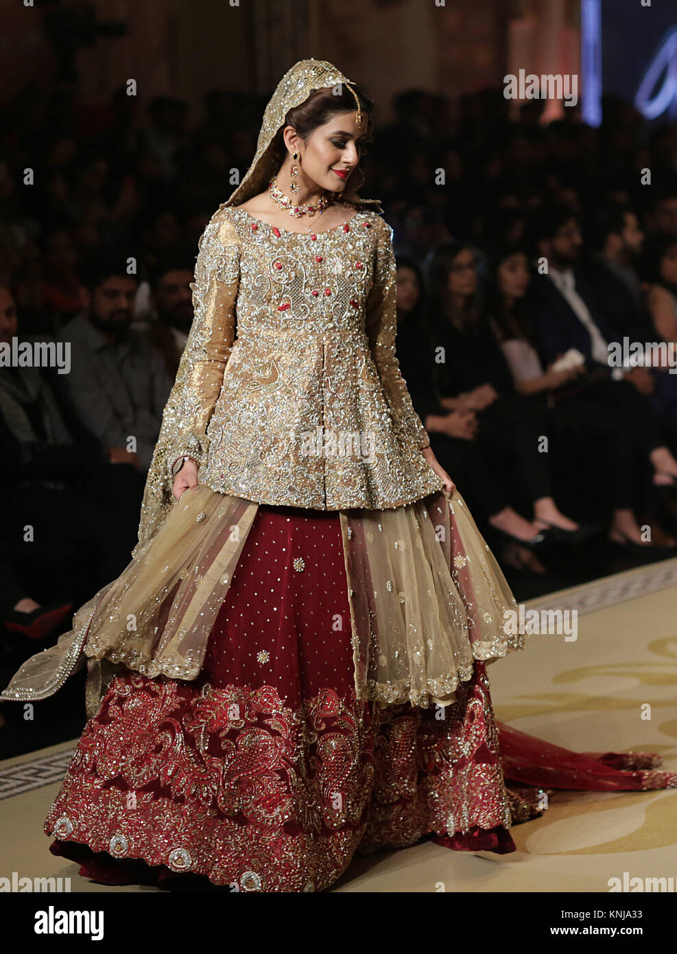 Lahore, Pakistan. 10th Dec, 2017. Pakistani models present creations of ...