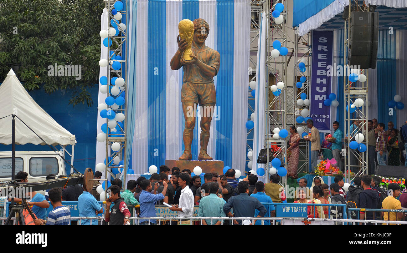 Bidhan Nagar, India. 11th Dec, 2017. 12 feet tall statue of Diego ...