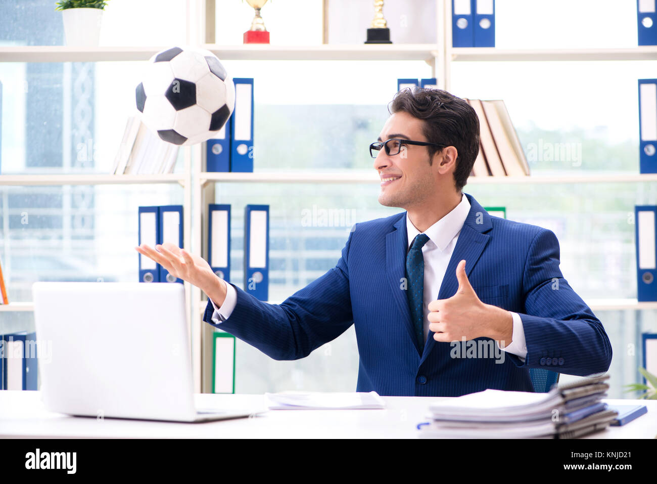 Footballer playing computer game hi-res stock photography and images ...