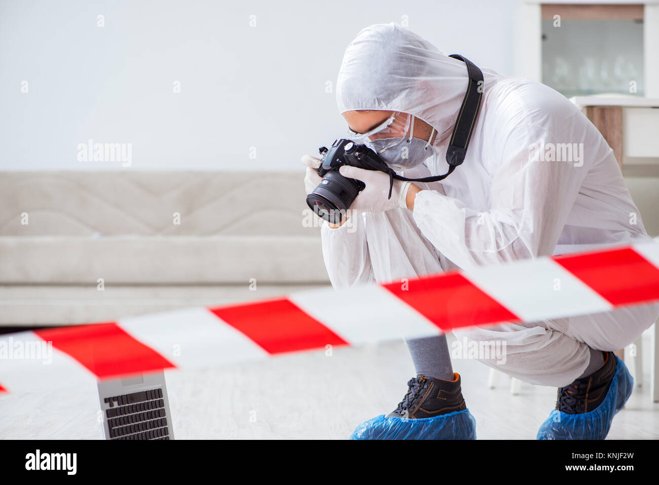 Forensic expert at crime scene doing investigation Stock Photo - Alamy