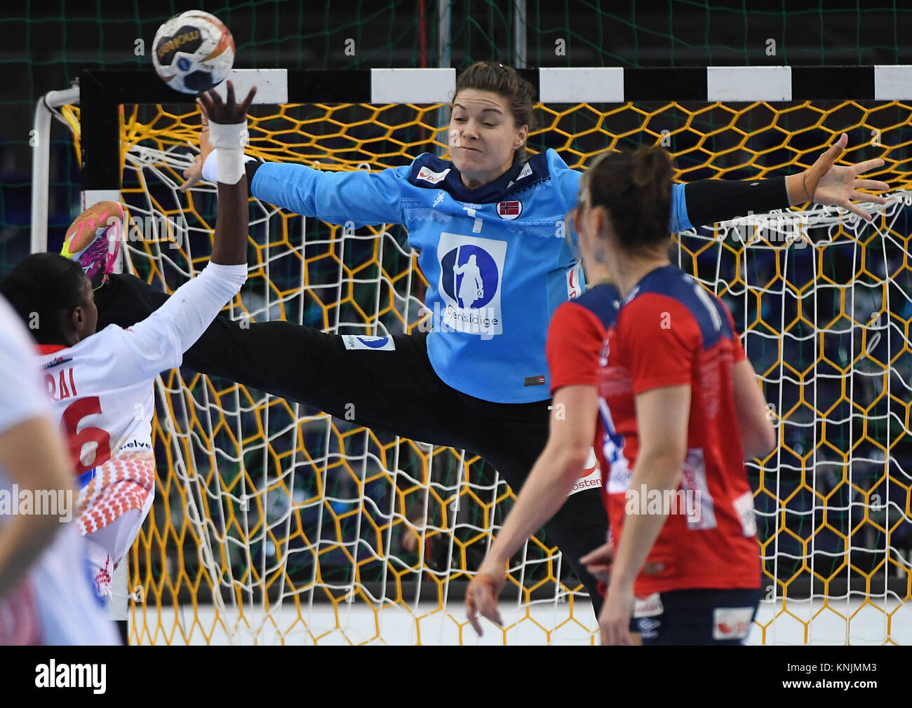 Leipzig, Germany. 11th Dec, 2017. Spain's Alexandrina Cabral Barbosa (L ...