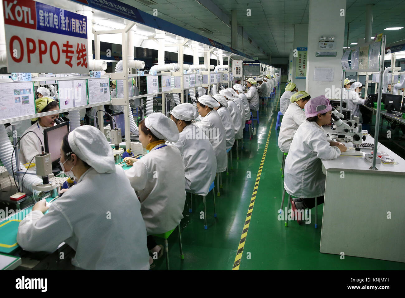 Mobile manufacturing factory asia hi-res stock photography and images ...
