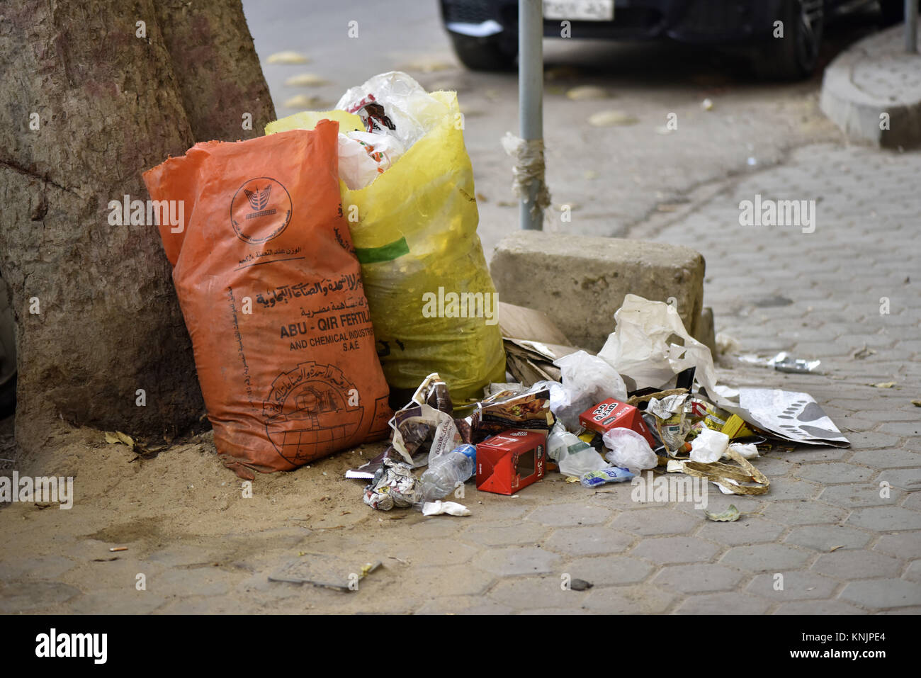Cairo, Egypt. 29th Nov, 2017. Litter and bags of trash in the Zamalek ...