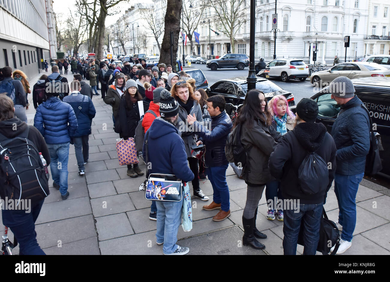 Star wars premiere queue hi-res stock photography and images - Alamy