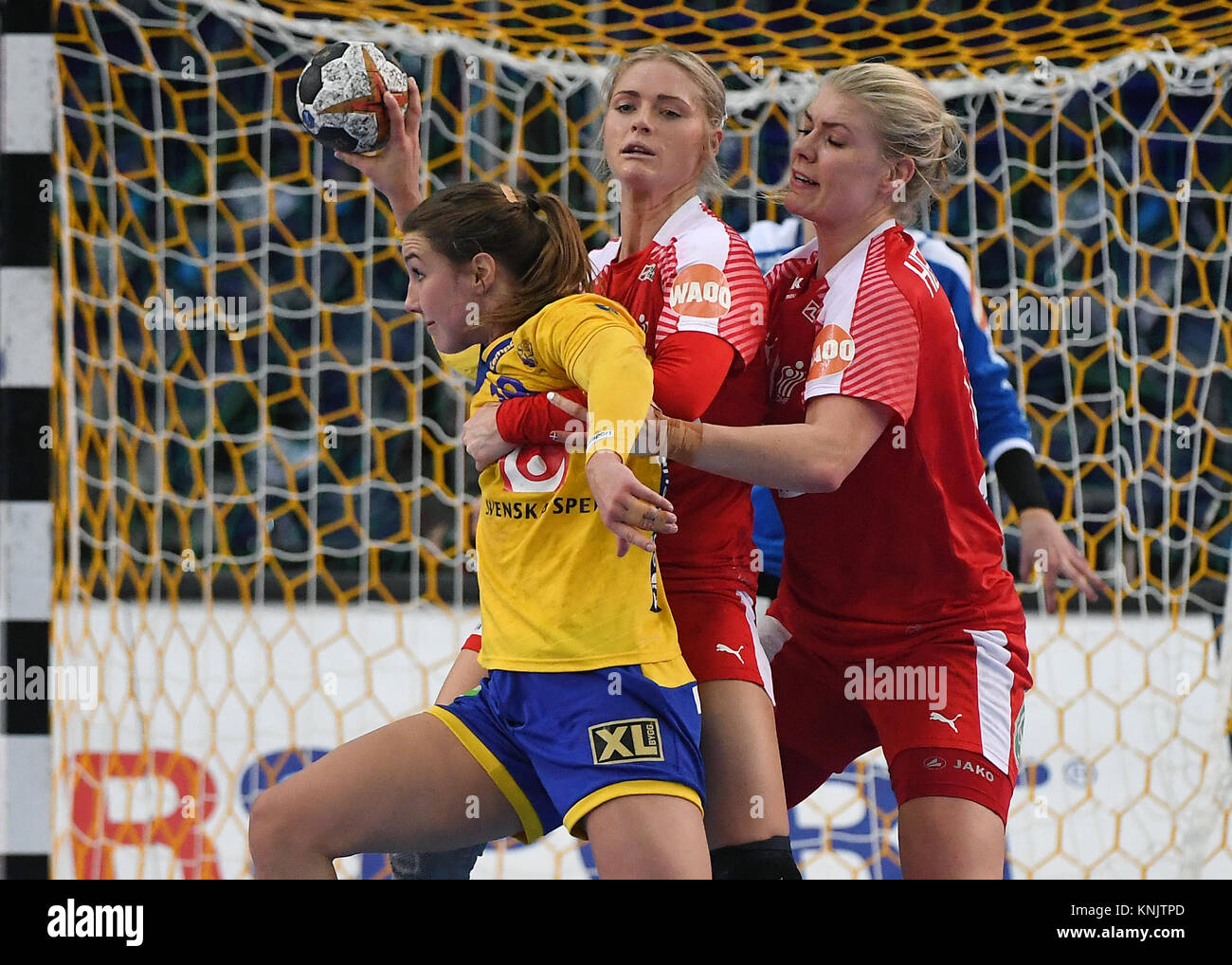 Leipzig, Germany. 12th Dec, 2017. Sweden's Anna Lagerquist (L-R) is ...