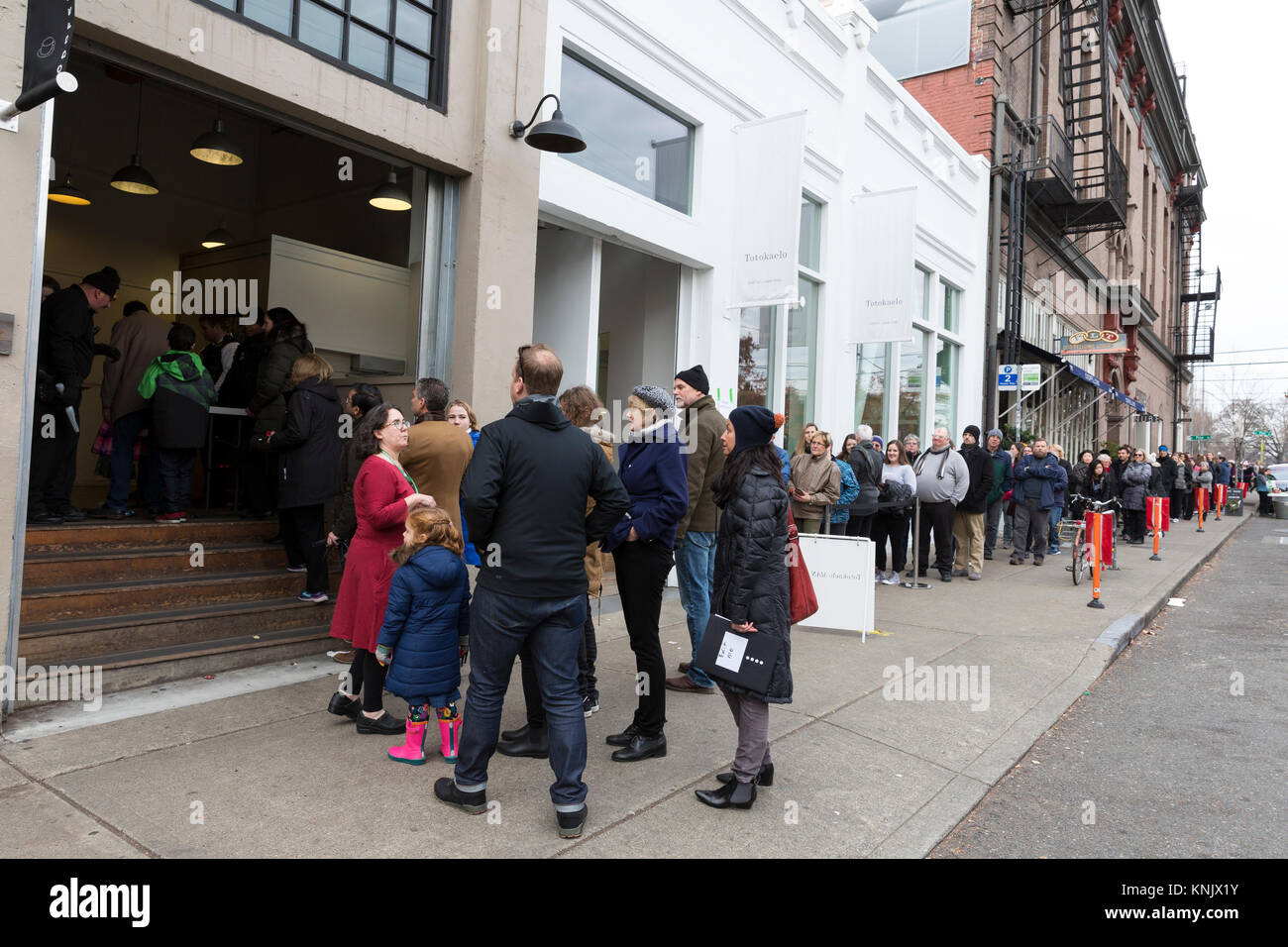 Seattle, Washington: Hundreds of supporters gathered for HILLARY ...