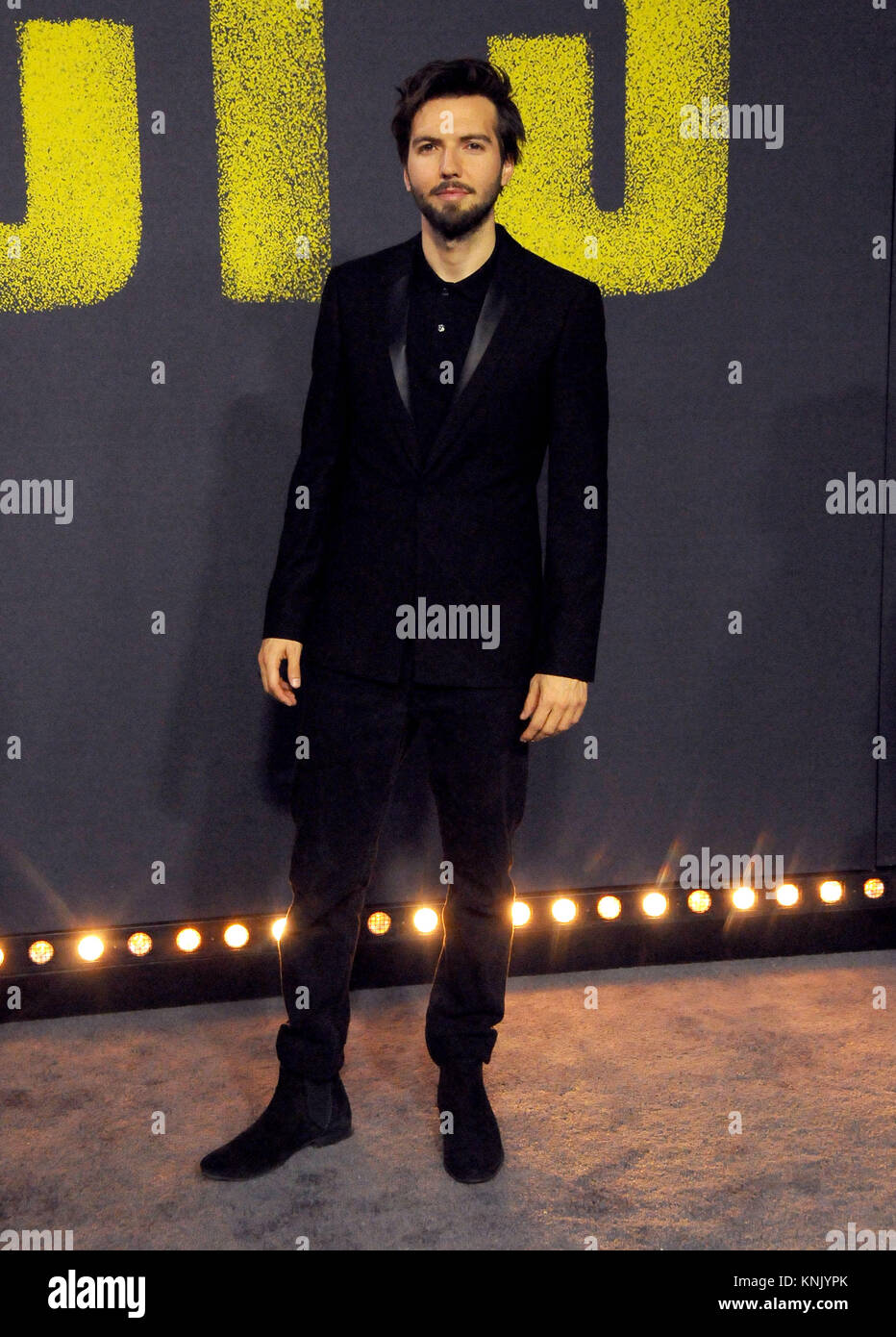 Hollywood, USA. 12th Dec, 2017. Actor Guy Burnet attends the premiere ...