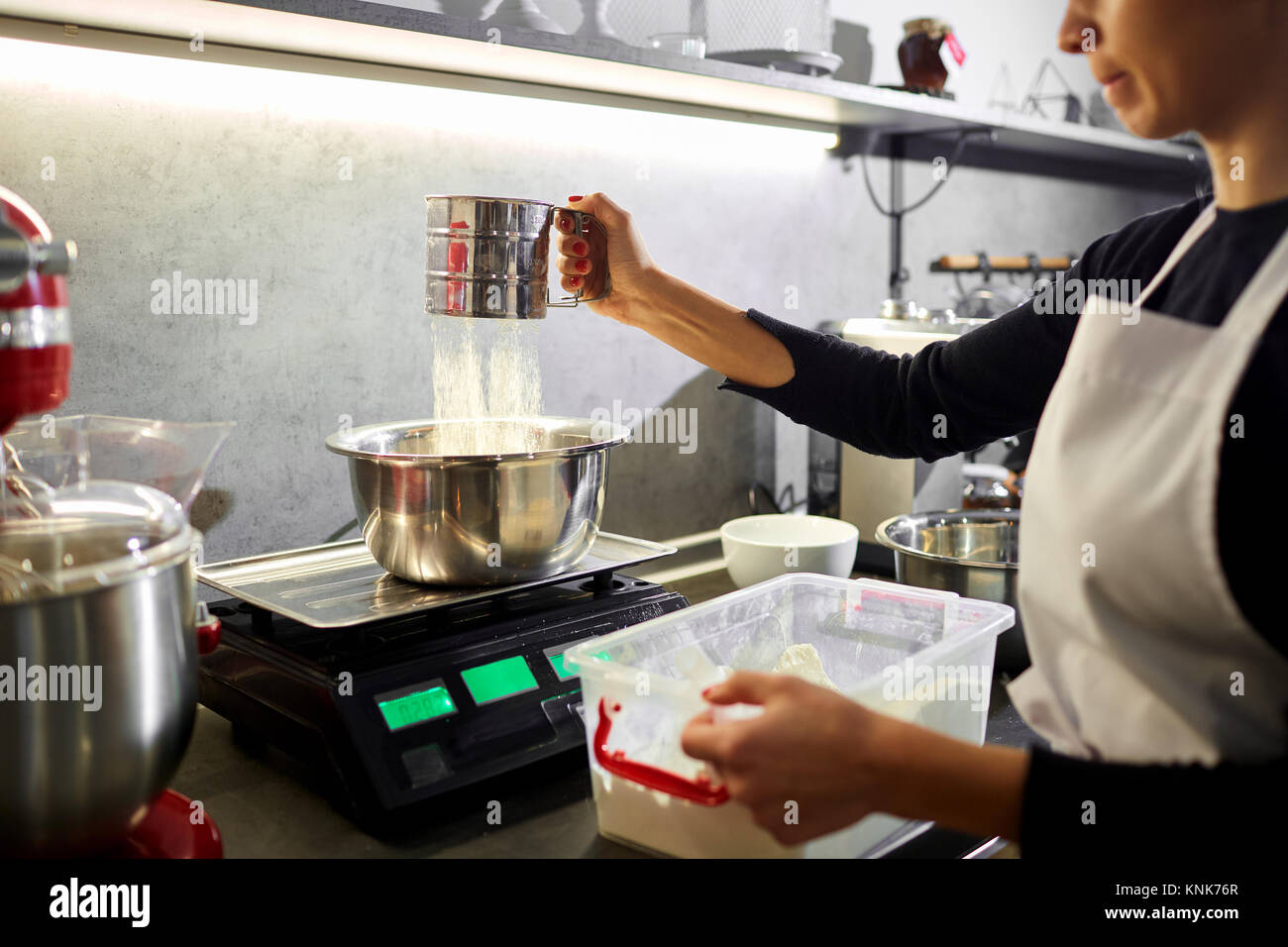 Flour sieve hi-res stock photography and images - Alamy
