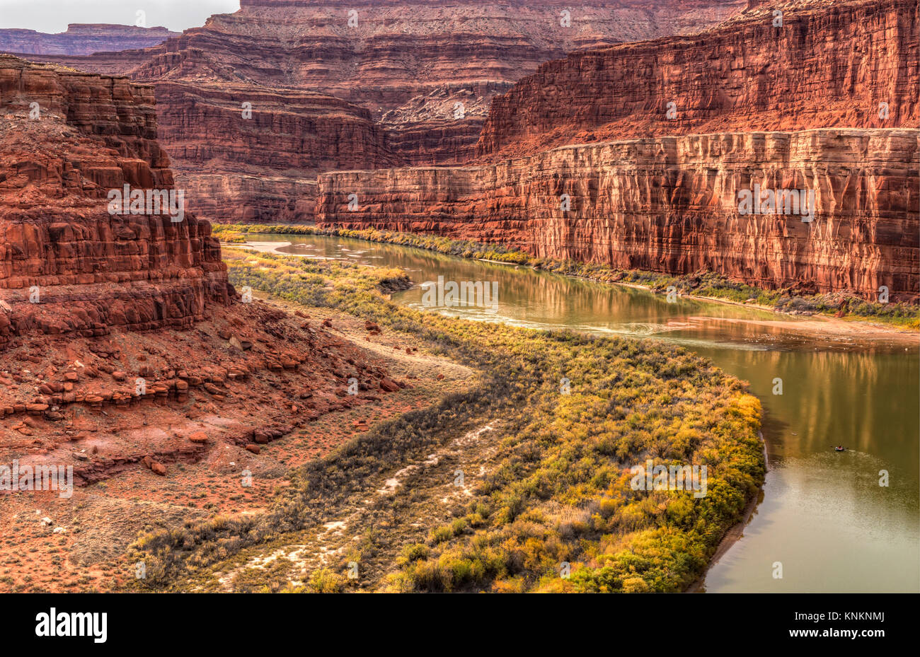Rafters and Autumn colors along the Colorado River at the Gooseneck in ...
