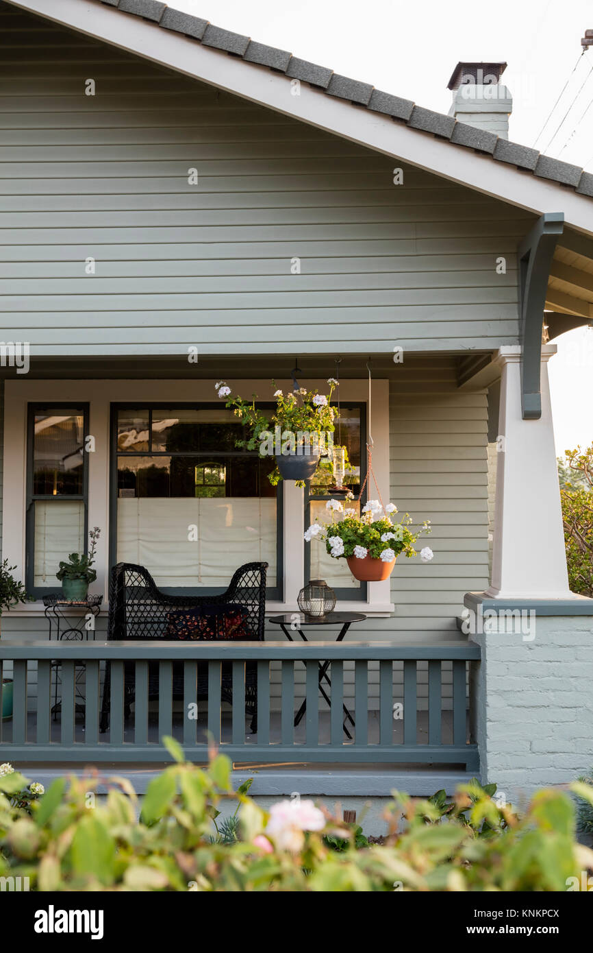 Craftsman style porch hi-res stock photography and images - Alamy