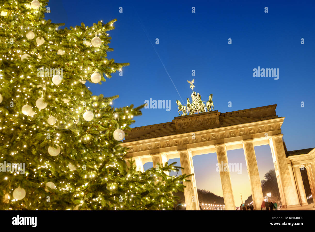 Berlin brandenburg gate with christmas tree hi-res stock photography ...