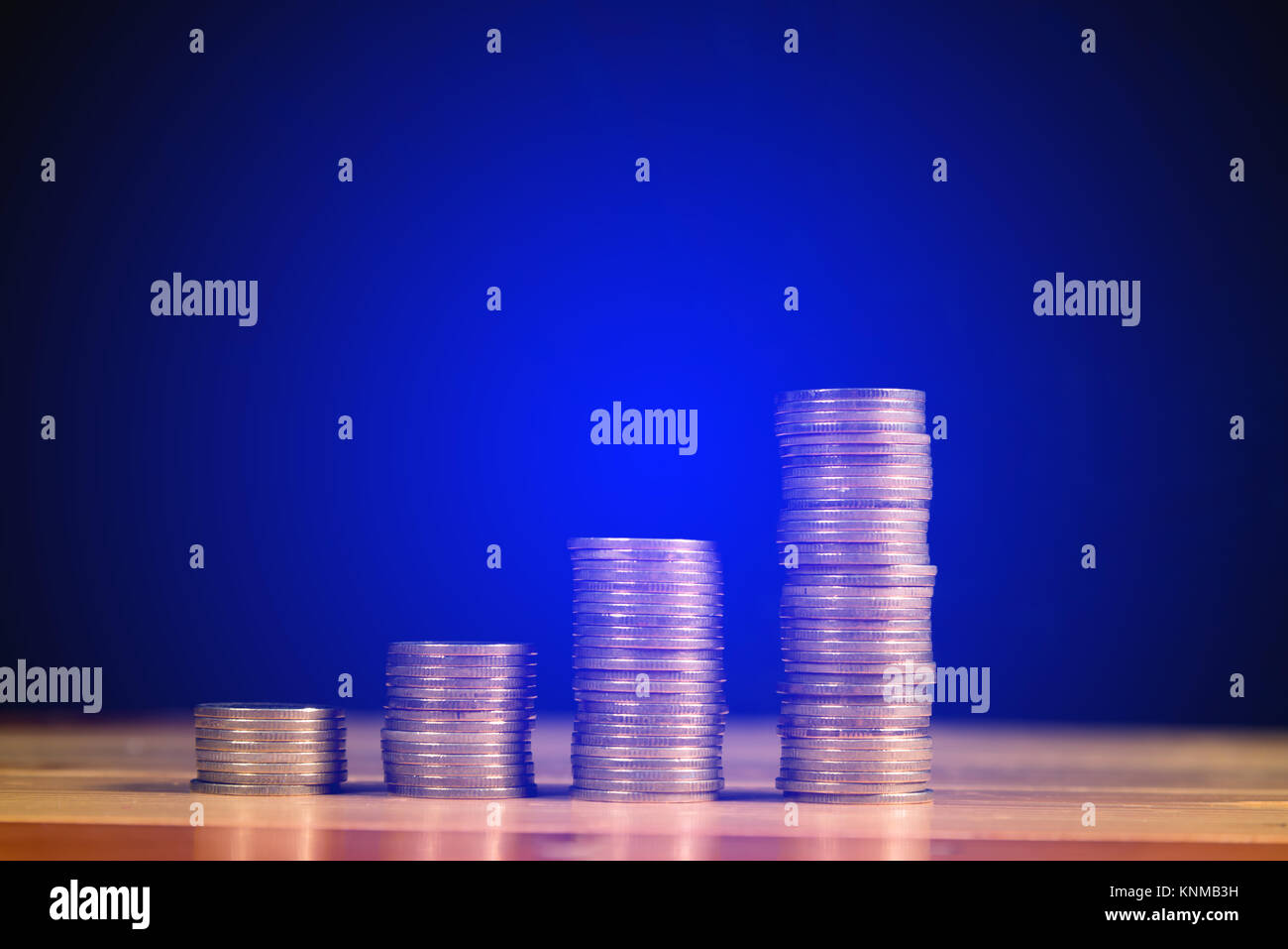 Savings, increasing columns of gold coins, piles of gold coins arranged ...