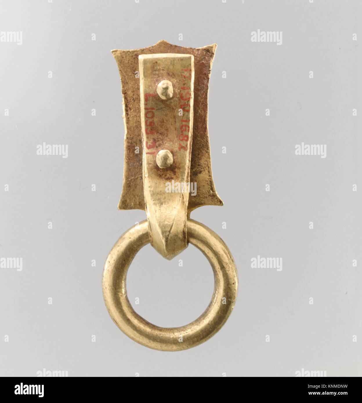 This gold belt mount with loop, dated to the 700s, represents Avar ...