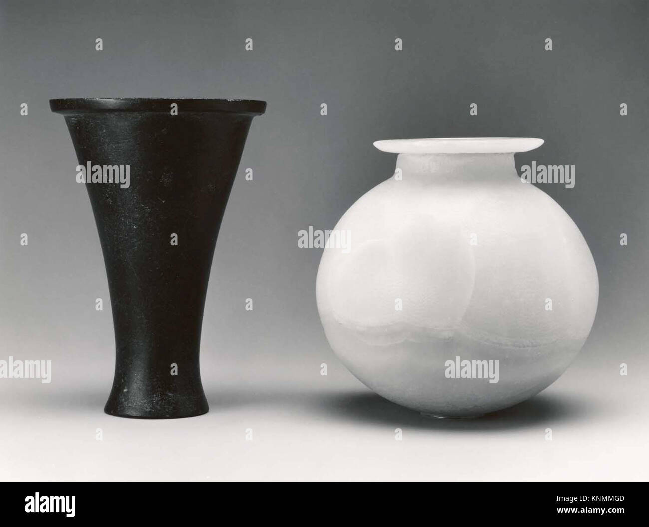 The globular necked jar (MET picture33.543977) is a ceramic vessel with ...