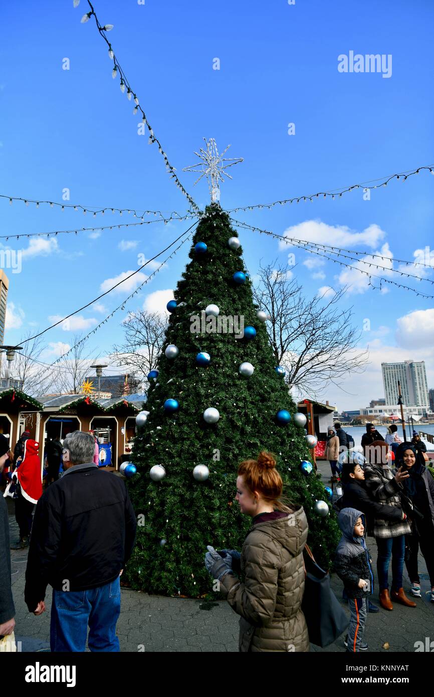 City holiday tree hi-res stock photography and images - Alamy