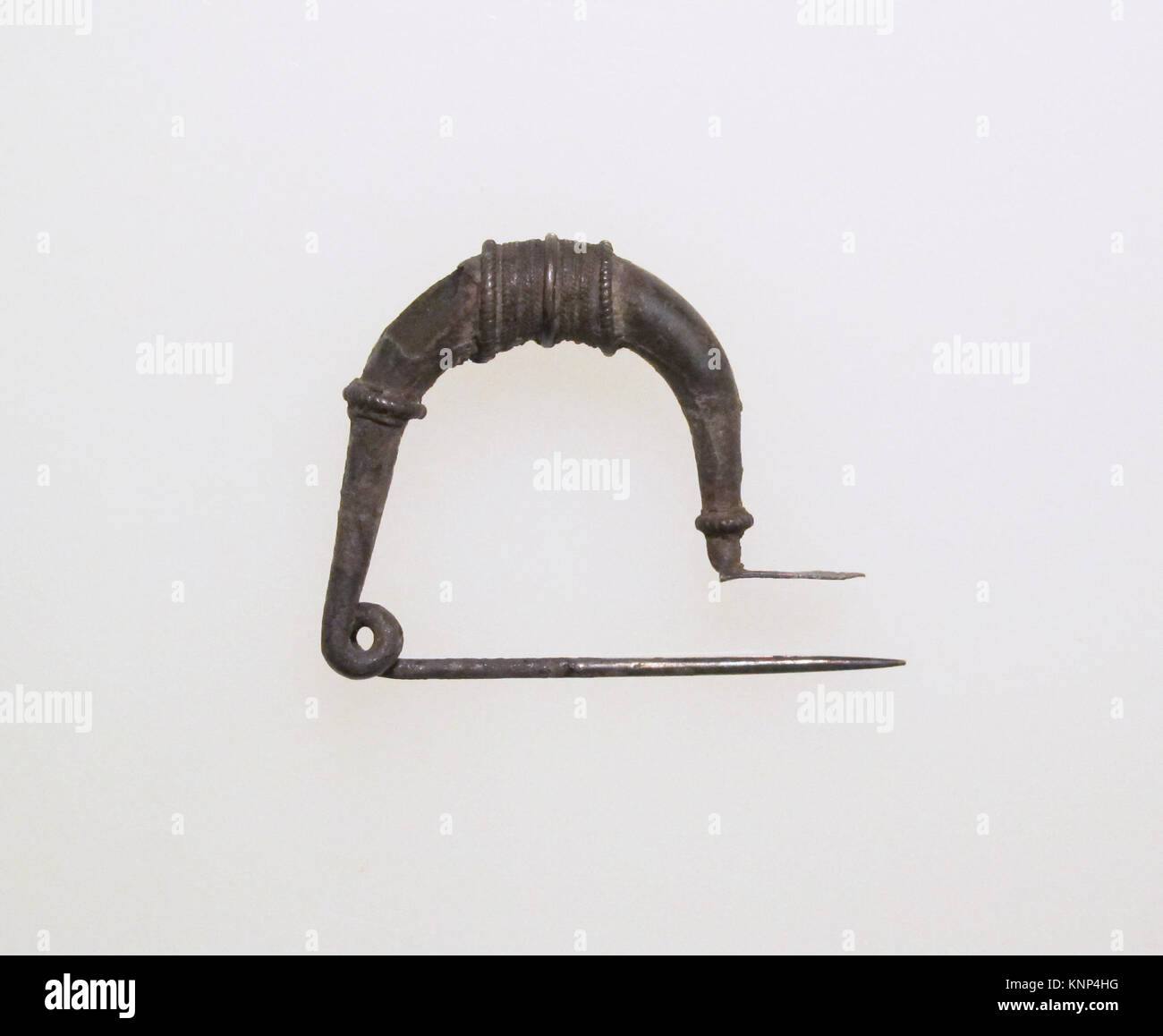 Bow-shaped fibula from the MET collection, an ancient ornamental ...