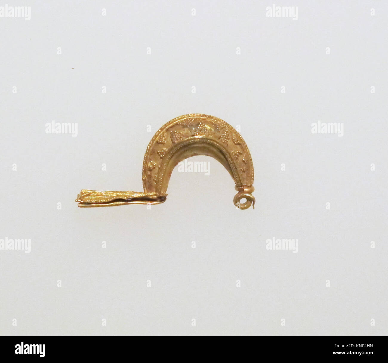 Fibula, bow-shaped MET sf9515243 245991 Stock Photo - Alamy
