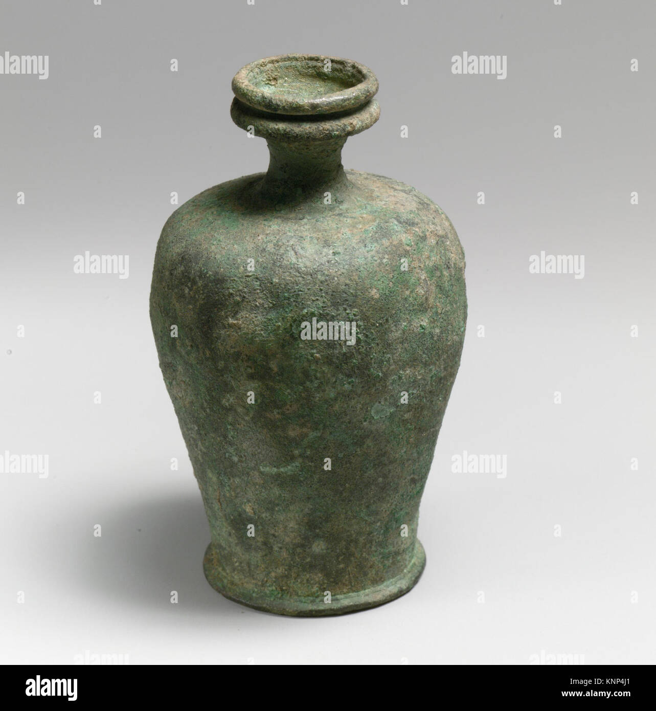 Bronze aryballos hi-res stock photography and images - Alamy