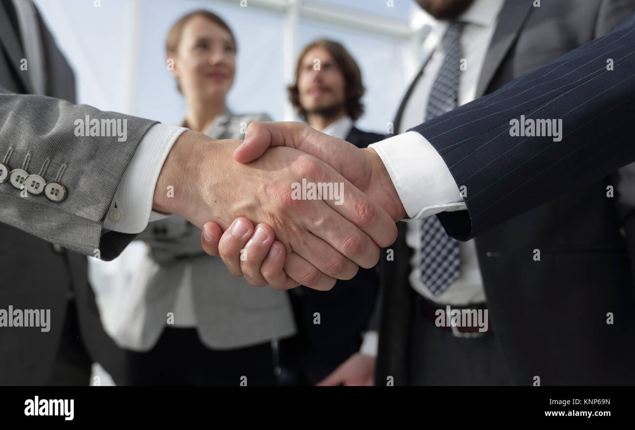 welcome and handshake business people Stock Photo - Alamy