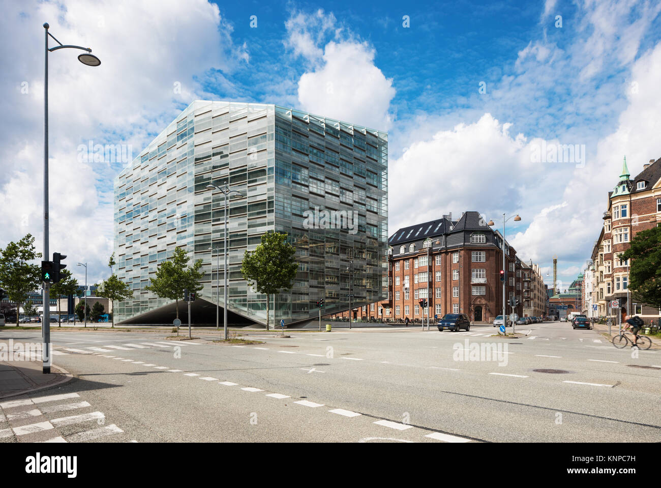 Modern commercial building hi-res stock photography and images - Alamy
