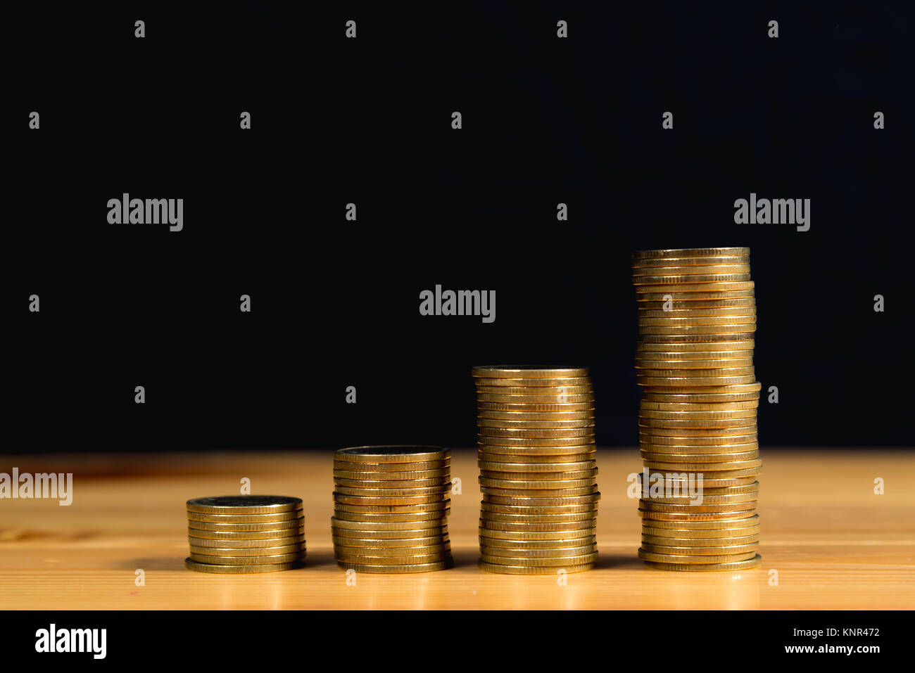 Savings, increasing columns of gold coins, piles of gold coins arranged ...