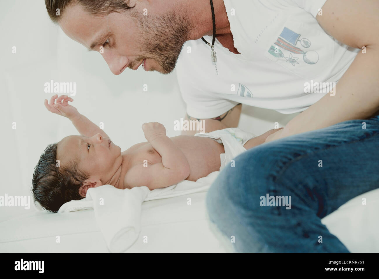 Vater mit Baby - father with baby Stock Photo - Alamy