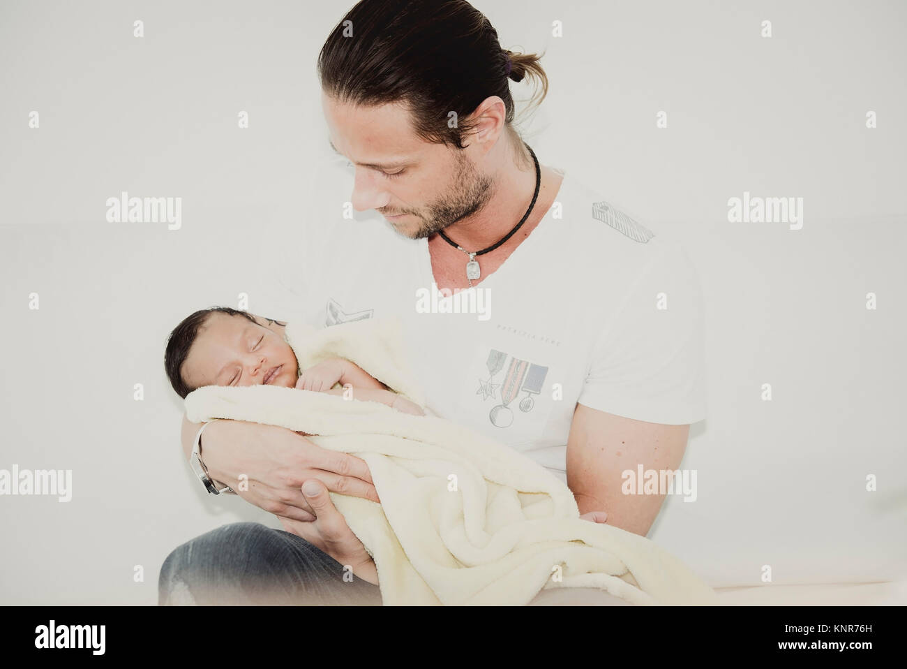 Vater mit Baby - father with baby Stock Photo - Alamy