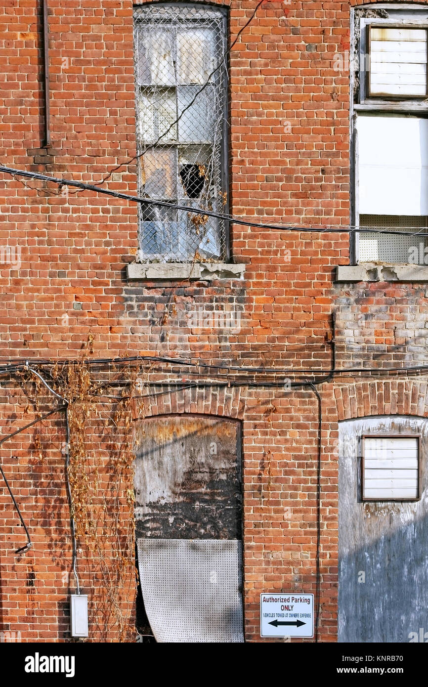 Run down building exterior with old broken windows Stock Photo - Alamy