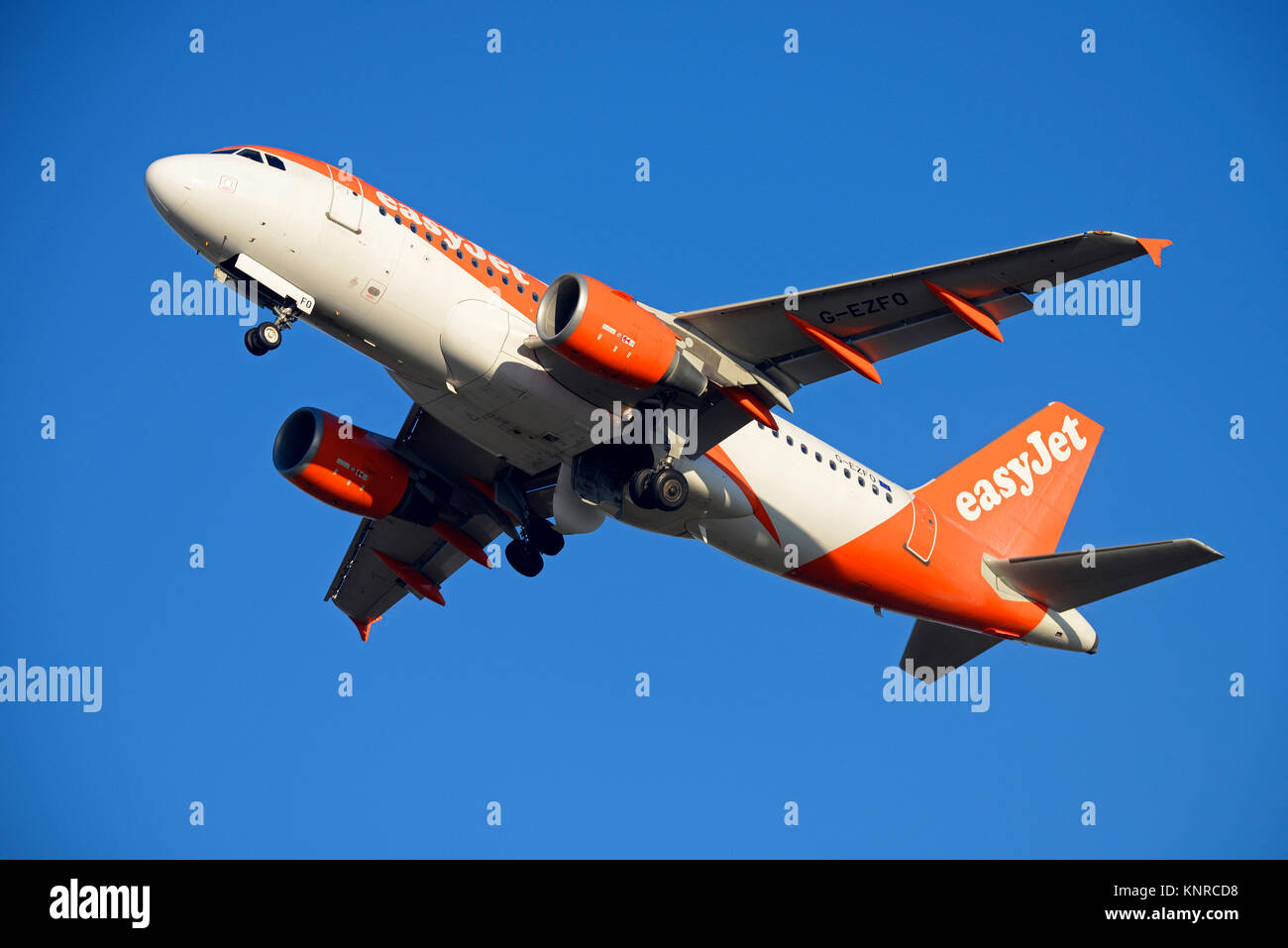 Easyjet aeroplane taking off hi-res stock photography and images - Alamy