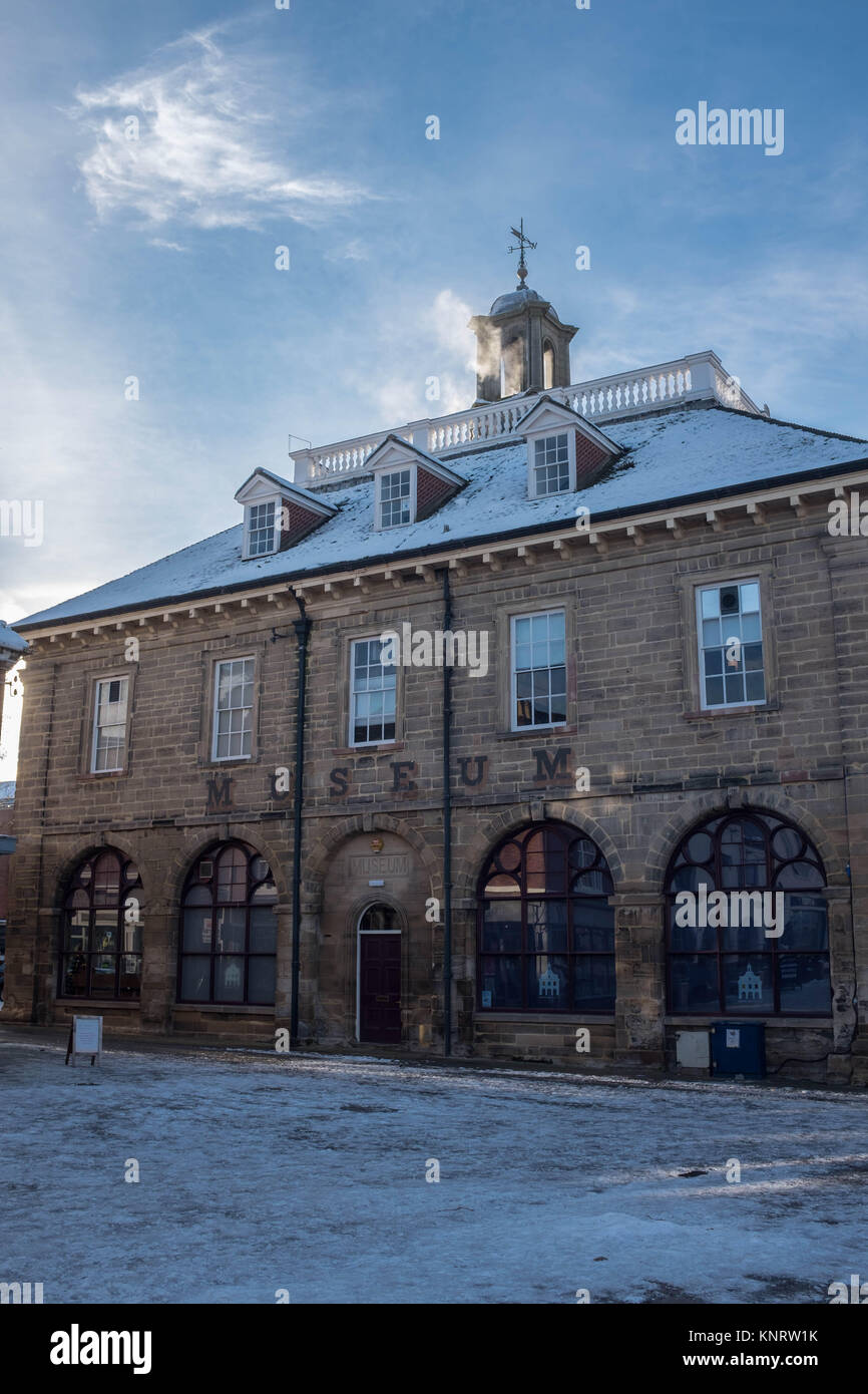 Town centre of Warwick, Warwickshire, in winter snow Stock Photo - Alamy