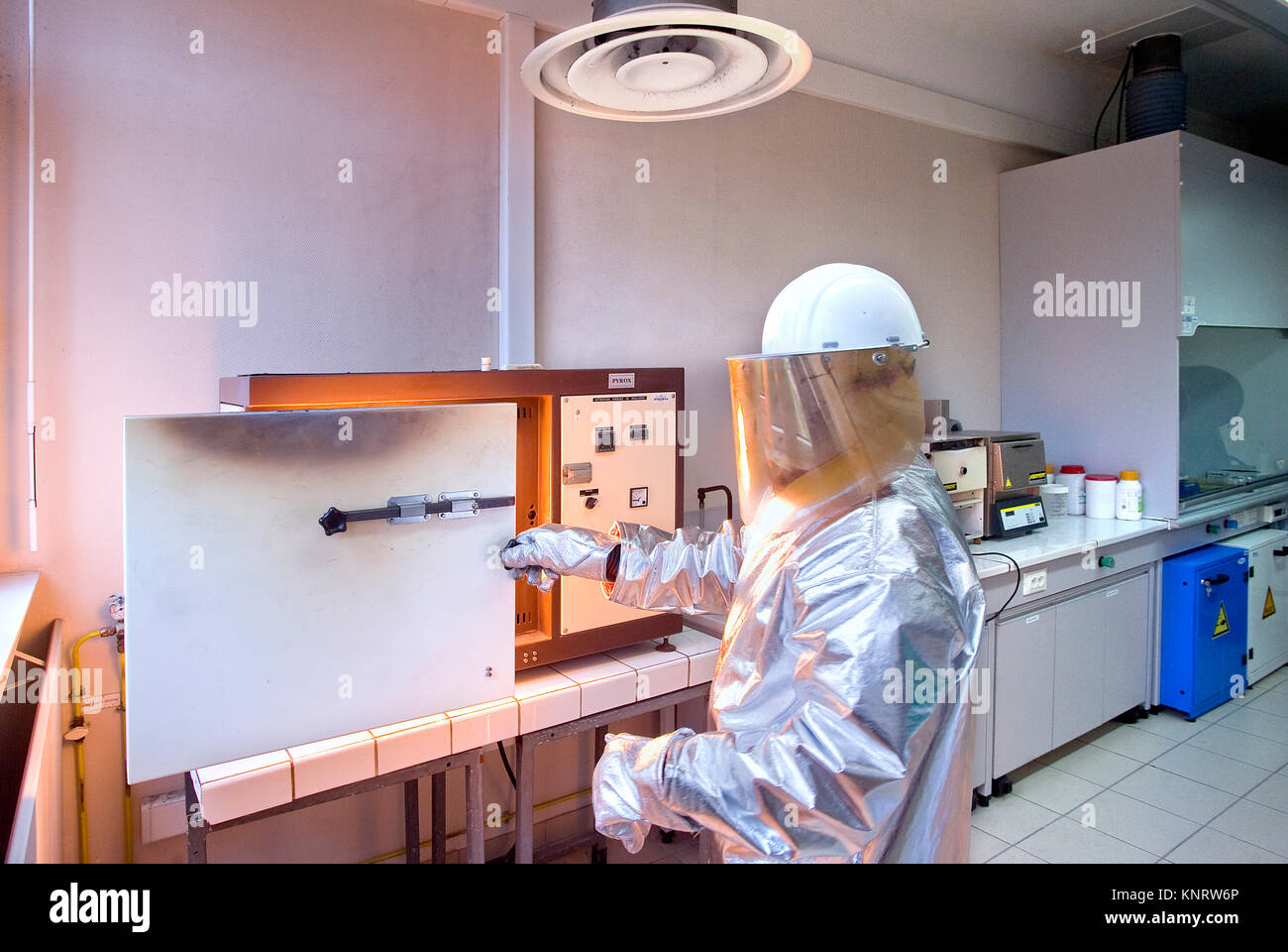 Physical chemistry laboratory equipment hi-res stock photography and ...