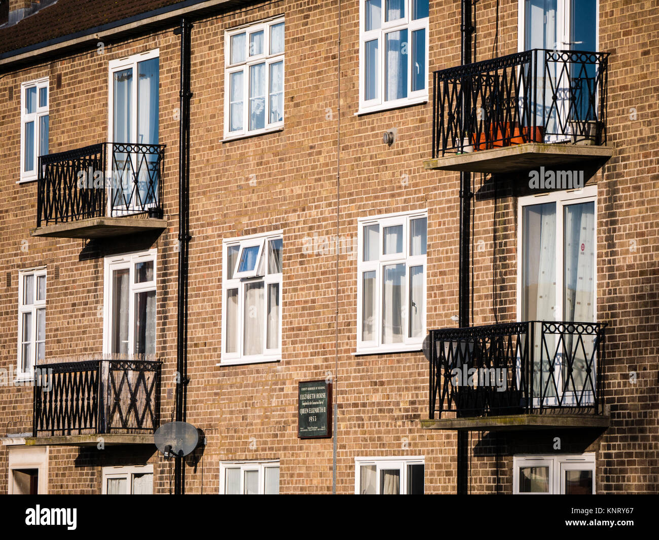 Self contained block of flats hi-res stock photography and images - Alamy