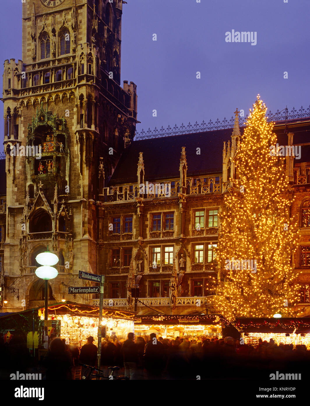 Christmas market at the munich marienplatz with the town hall hi-res ...