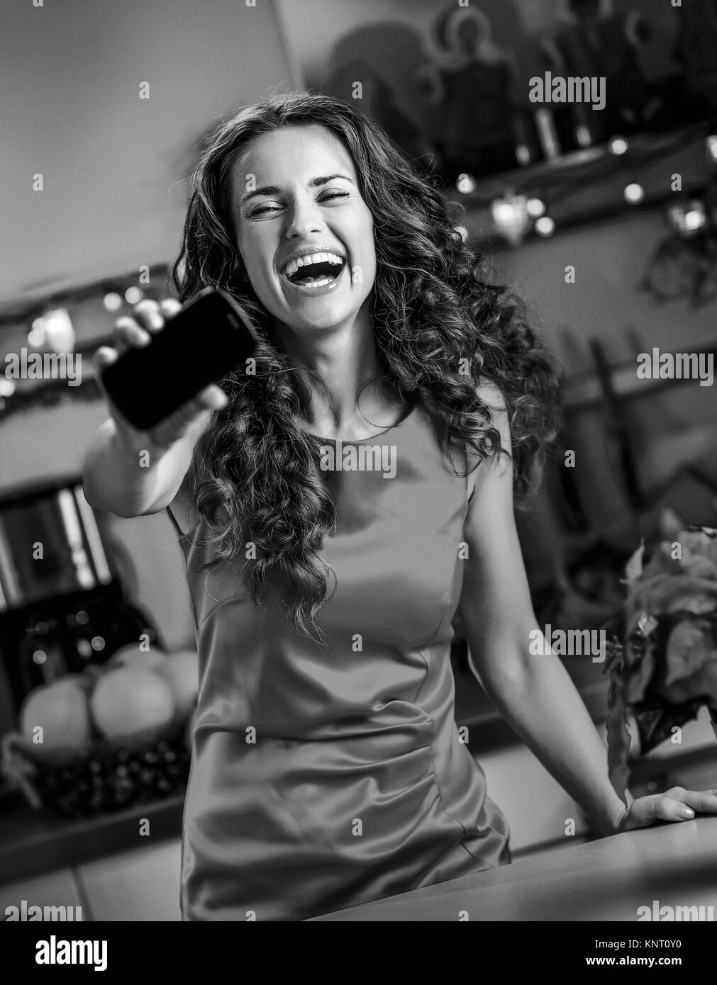 Black woman phone screen Black and White Stock Photos & Images - Alamy