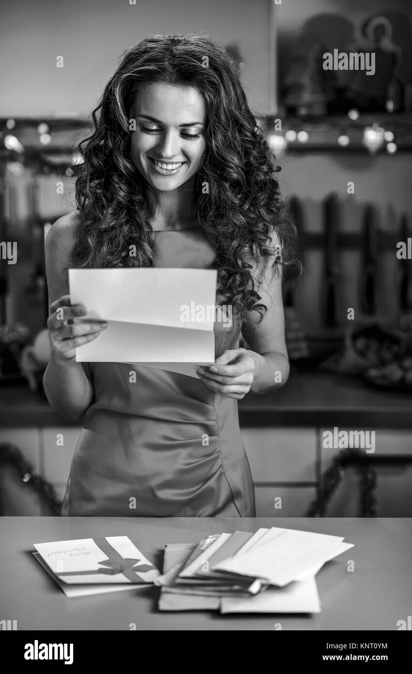 Woman read letter Black and White Stock Photos & Images - Alamy