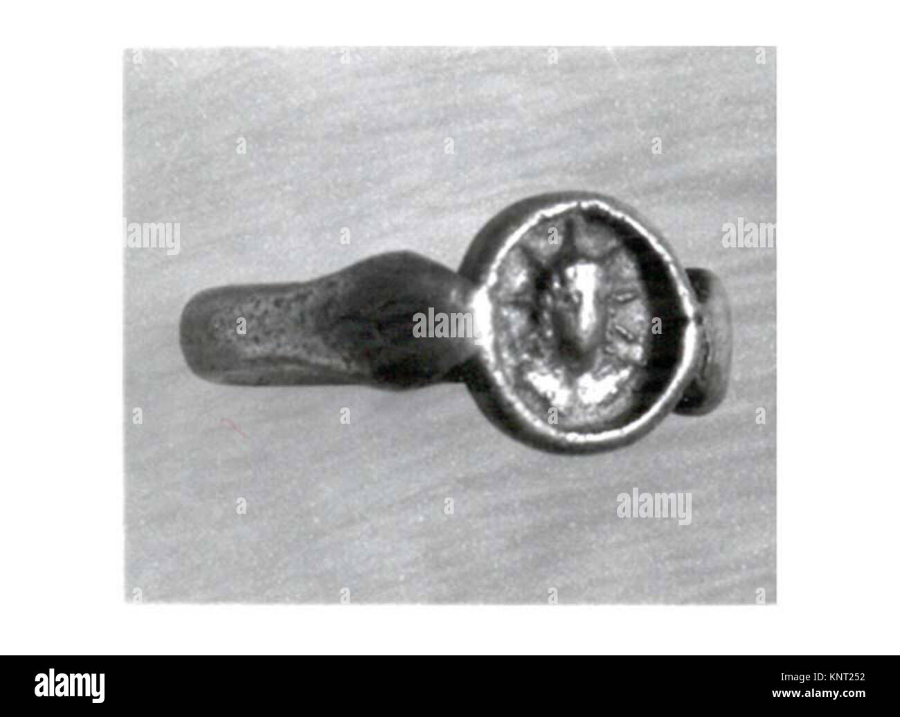 Finger ring MET ME41 160 296 323884 Stock Photo - Alamy