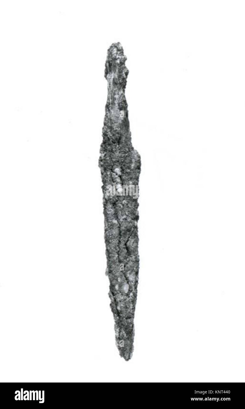 This MET arrowhead, ME61 100 67 325198, is an ancient stone projectile ...
