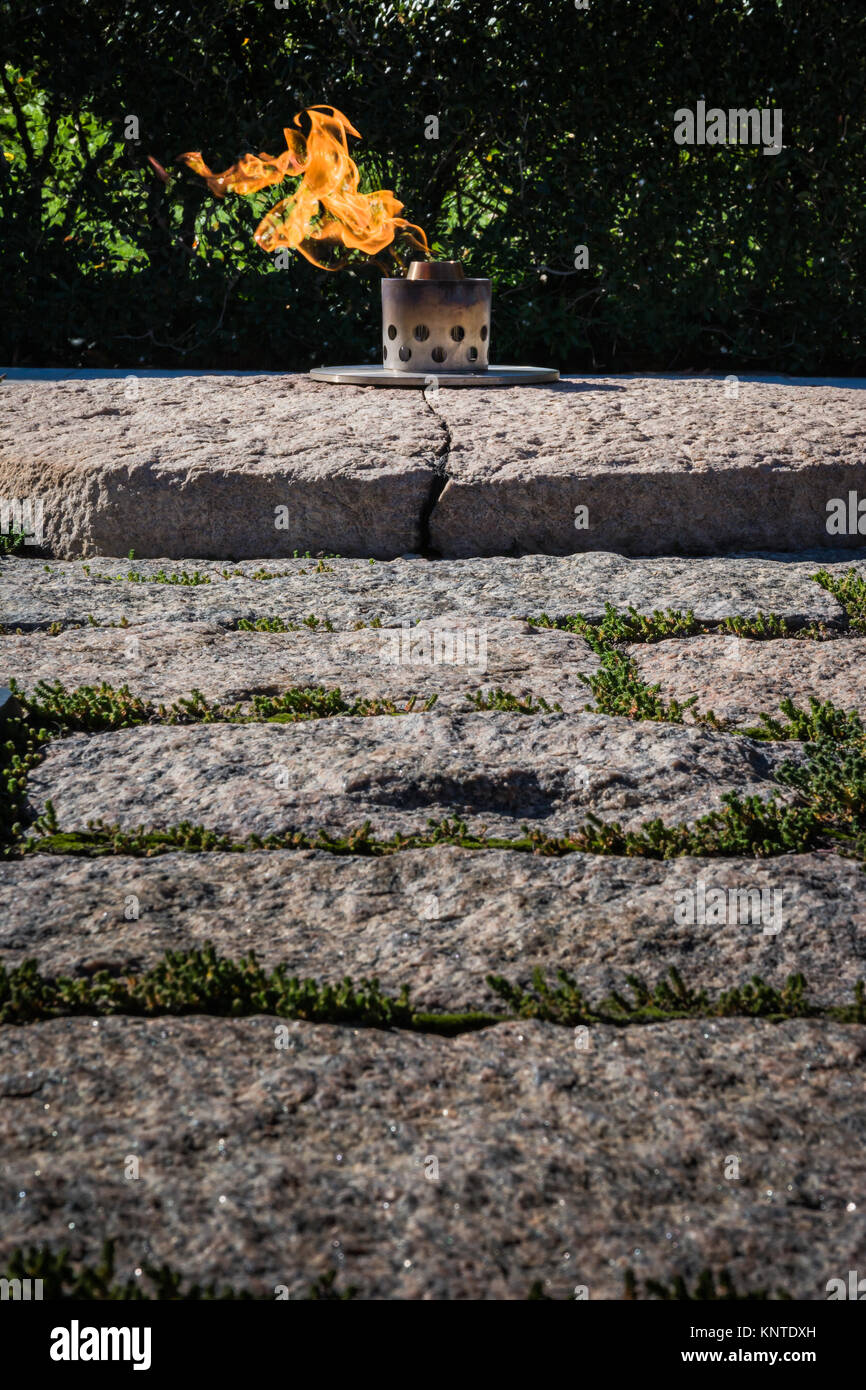 Eternal Flame John F. Kennedy Memorial Grave Arlington Cemetery ...